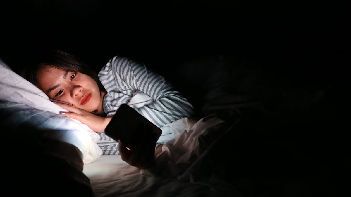 Does Blue Light Harm Your Eyes? Here’s What the Science Says | Eye Pain ...