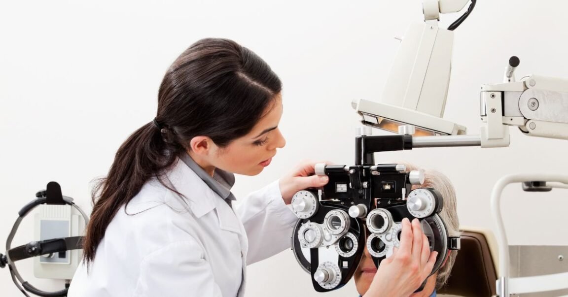 10 Signs You Need to See an Optometrist Before It Gets Worse | Eye Pain ...